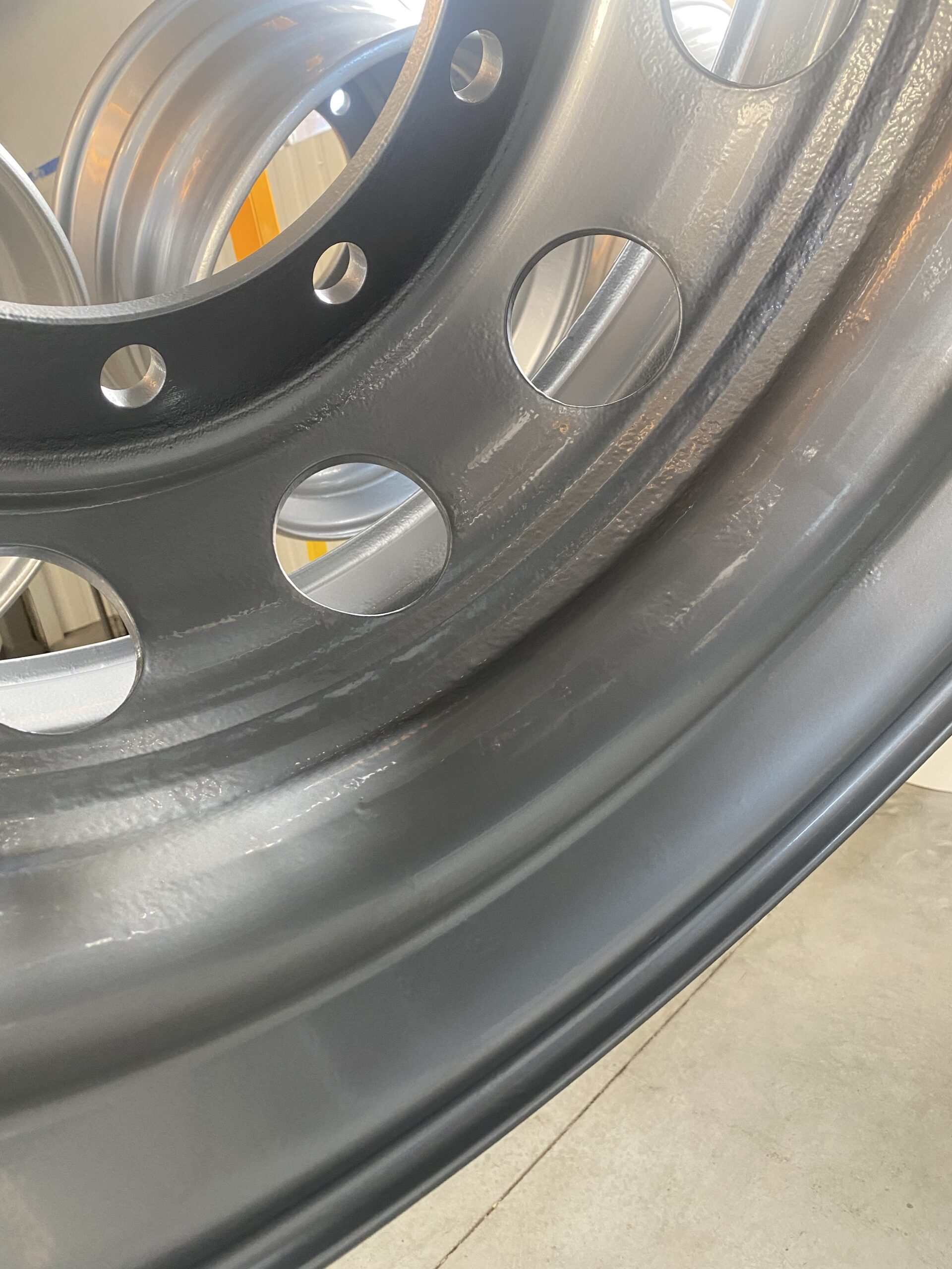 Renowacja felg TIR, piaskowanie i malowanie proszkowe felg ciężarowych ...